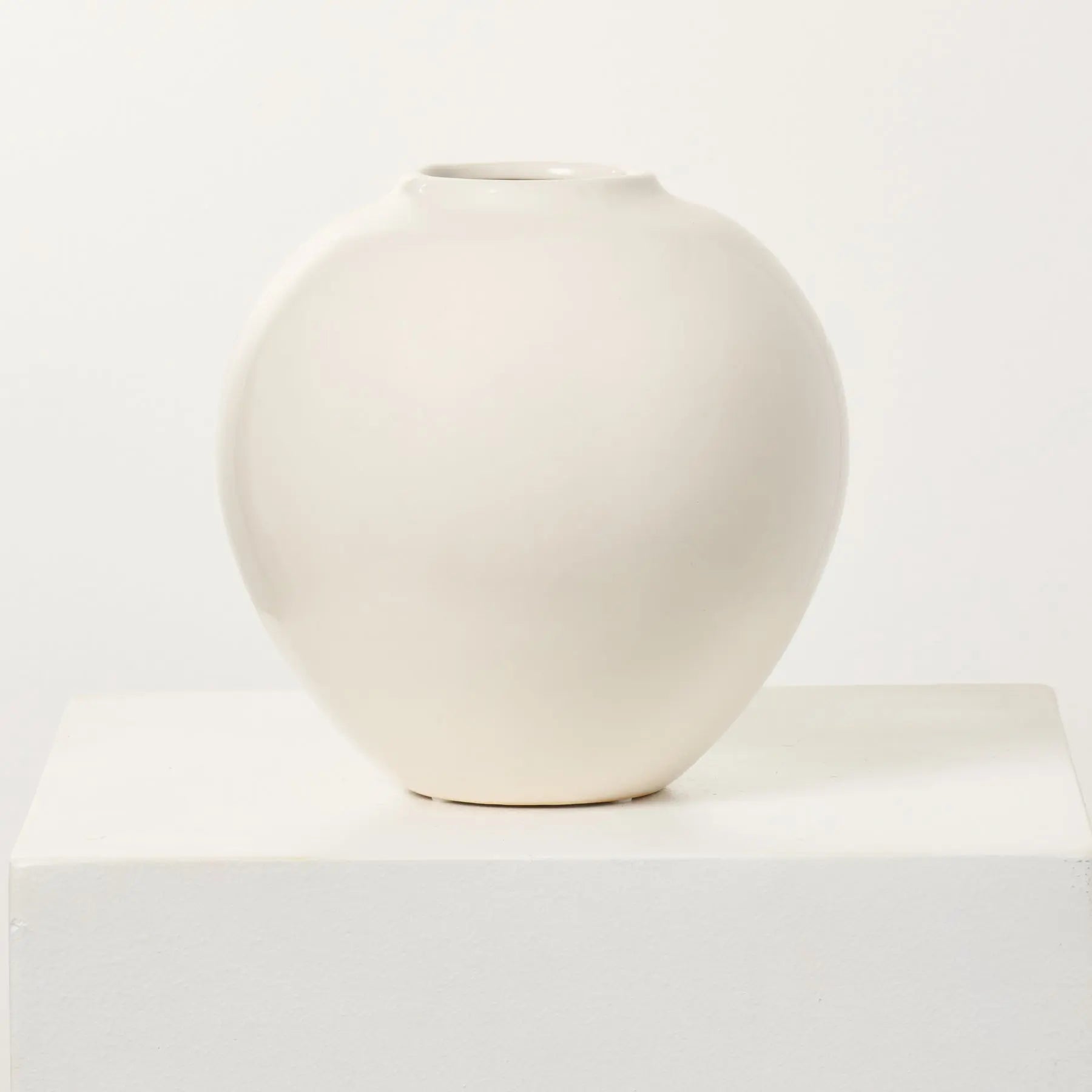 Glossy White Ceramic Pot Round Orb Vase – Darby Creek Trading